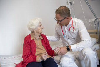 Pflege bei Herzinsuffizienz | Pflegeratgeber - Korian