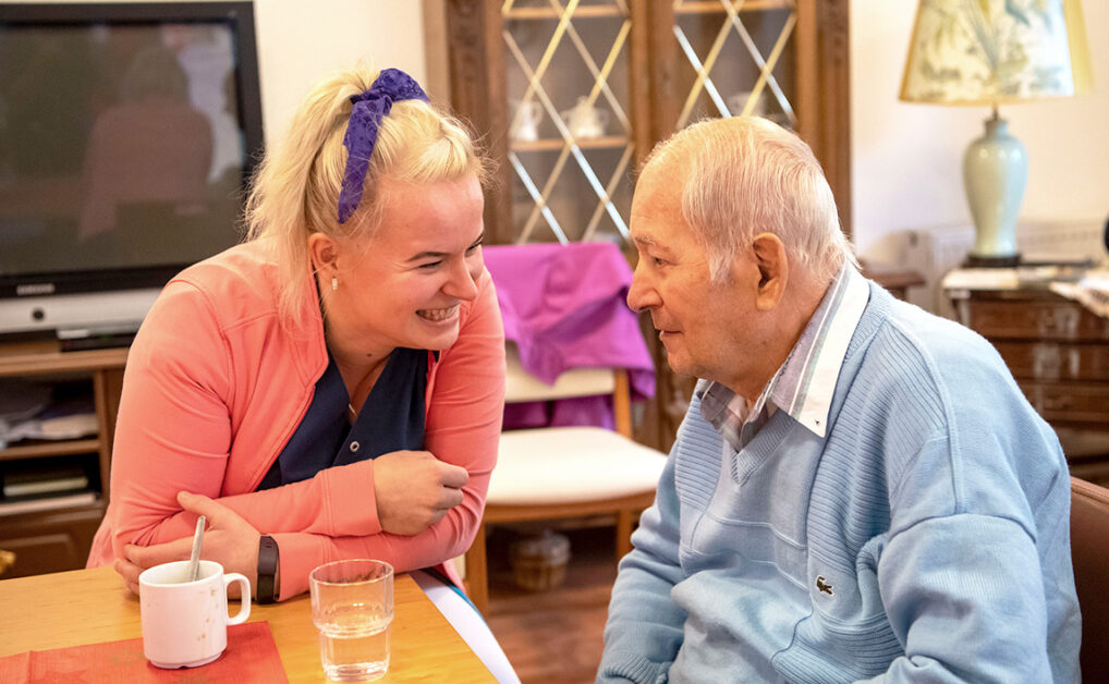 Pflege bei Oberschenkelhalsbruch | Pflegeratgeber - Korian
